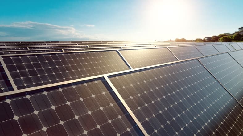 Hvordan fungerer solceller? (Enkel guide og veiledning)