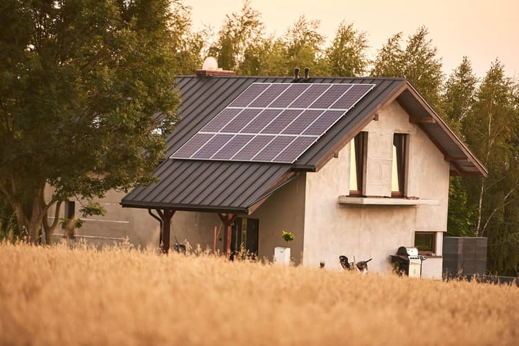 Hvordan fungerer solceller? (Enkel guide og veiledning)